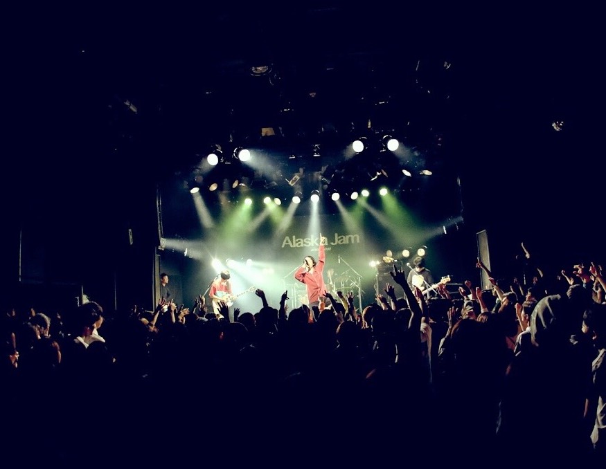 何度だって、このバンドに痺れる。Alaska Jamの魅力を再確認した一夜について | 音楽と人.com