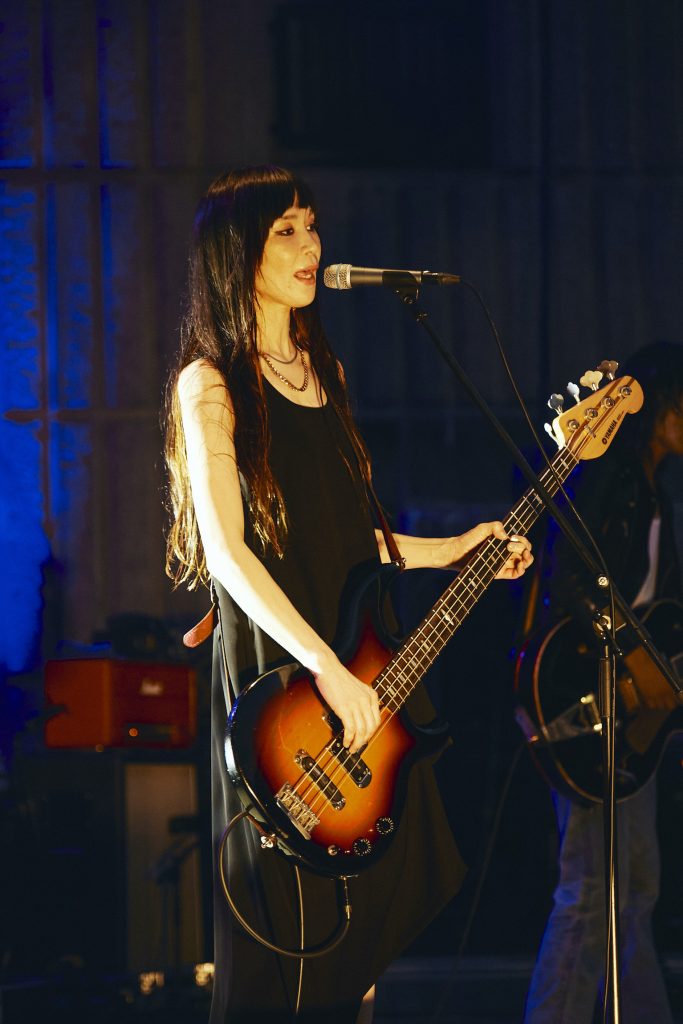 【短期連載】a flood of circleの〈今〉を、10年以上バンドを支えるベーシスト、HISAYOが語る | 音楽と人.com